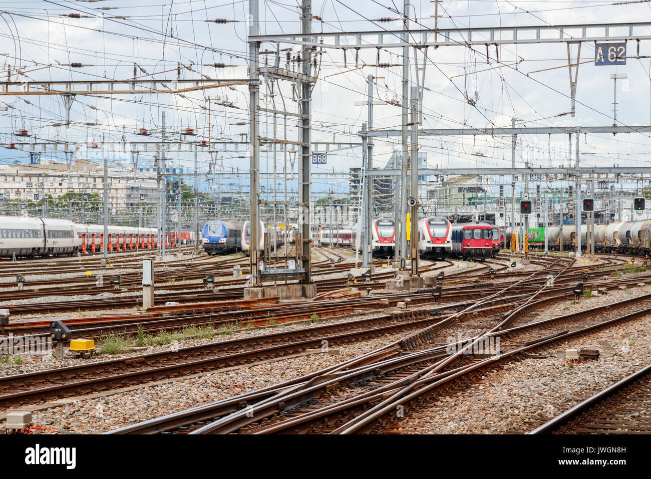 Overhead lines hi-res stock photography and images - Alamy