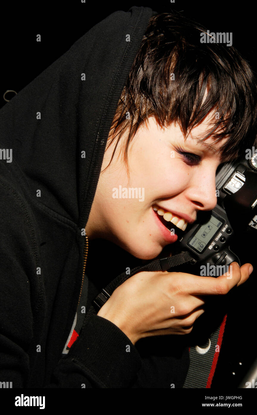 Alice Crystal Castles backstage taking pictures 2007 Neighborhood Music ...