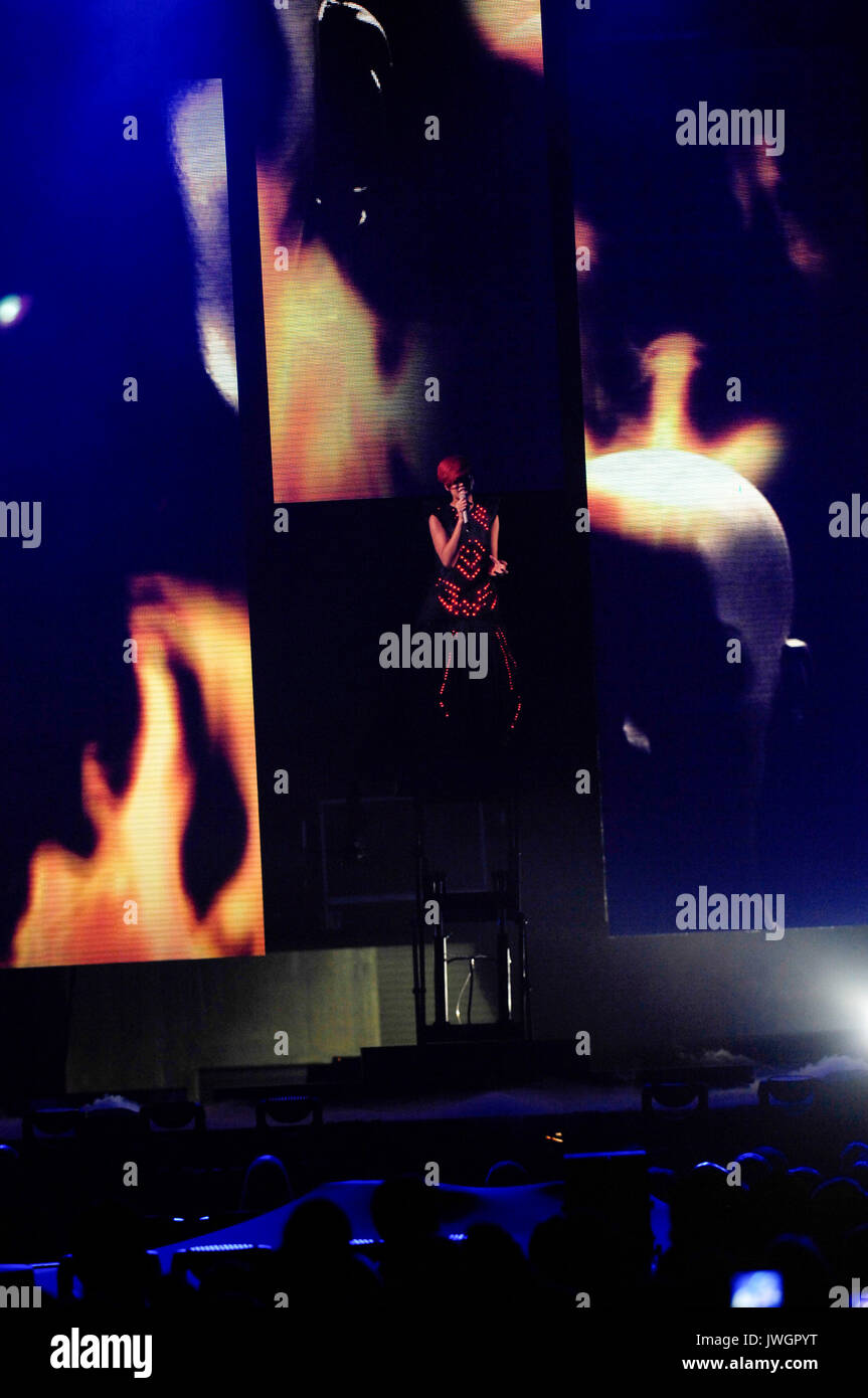 Singer Rihanna performs 'Last Girl Earth Tour' Staple Center July 21 ...