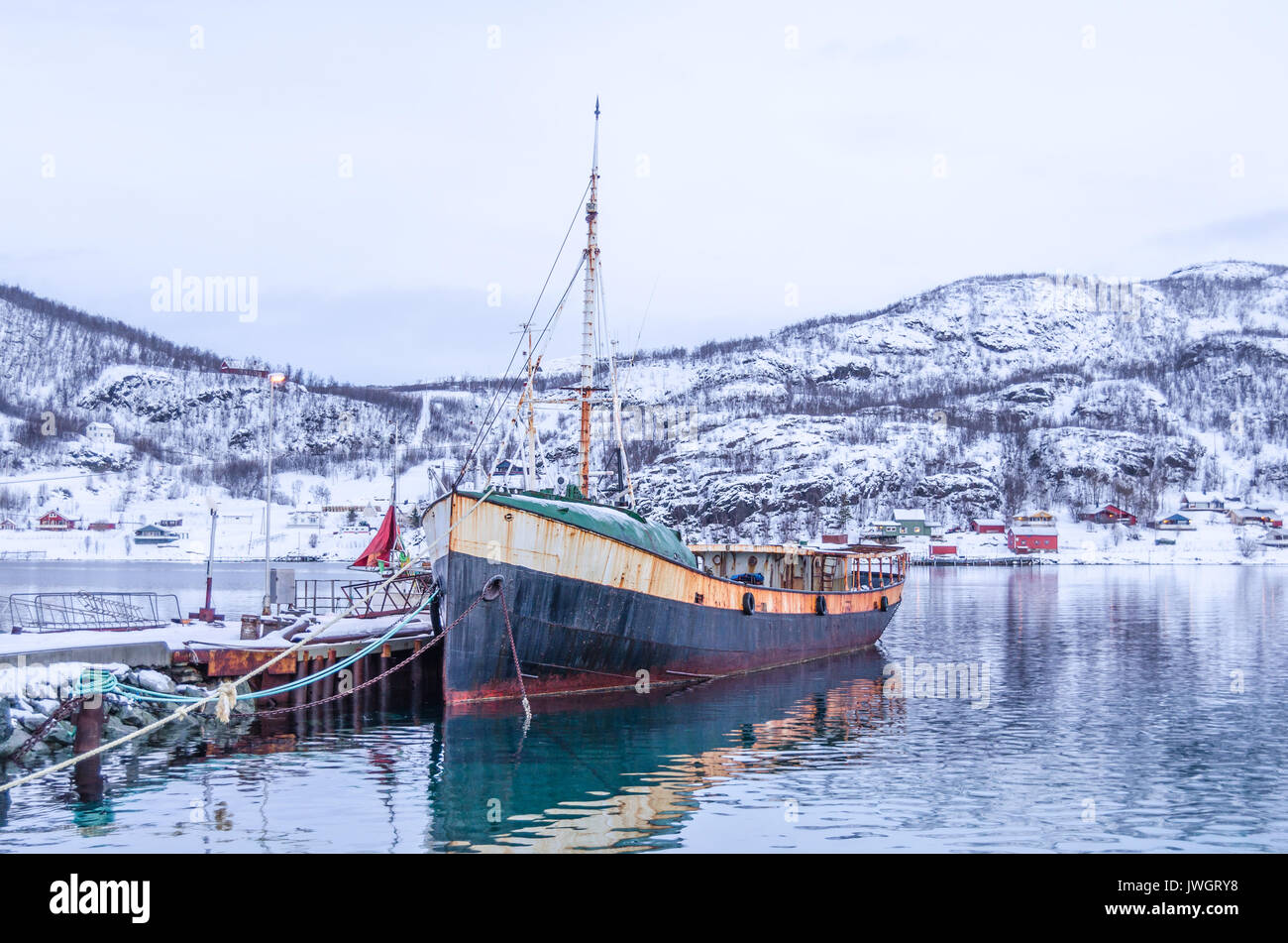 Old rusty boat hi-res stock photography and images - Alamy