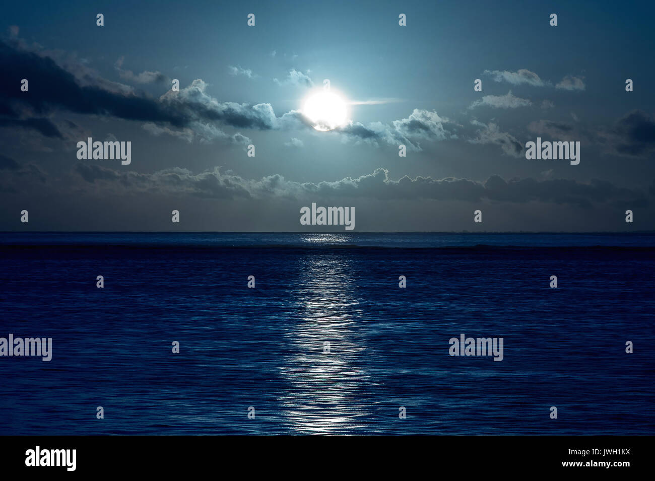 Beach sea full moon stars hi-res stock photography and images - Alamy