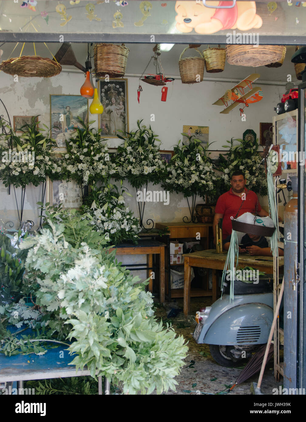 Salesman in flower shop hi-res stock photography and images - Alamy