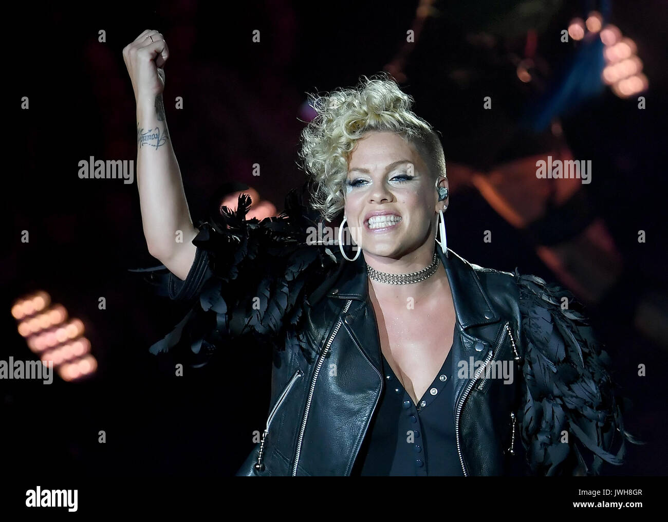 Pop singer pink hi-res stock photography and images - Alamy