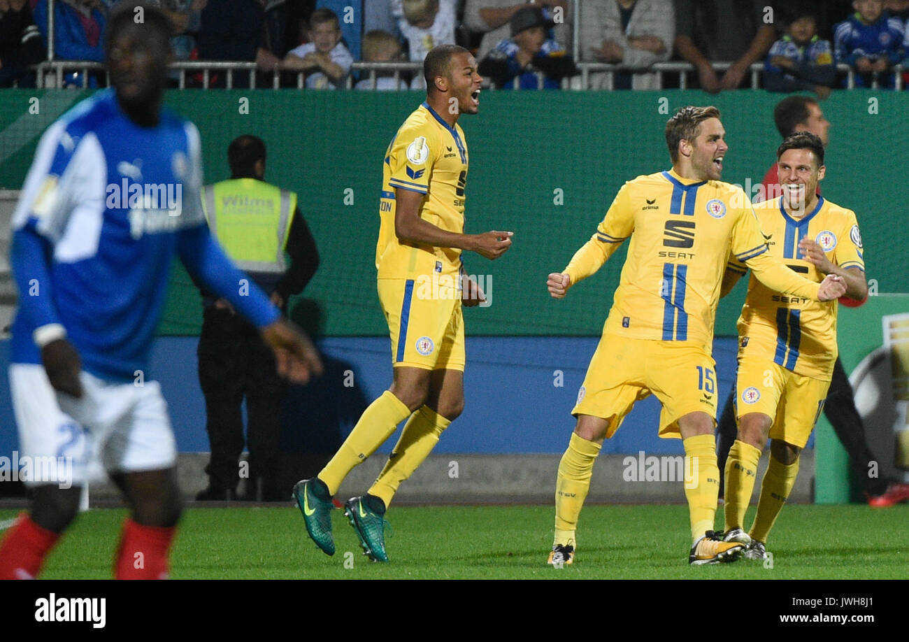 Kiel, Germany. 11th Aug, 2017. Braunschweig's Christoffer Nyman (C ...