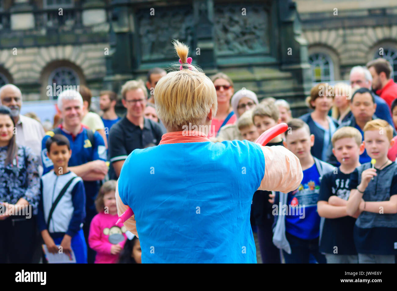 Edinburgh, Scotland, UK. 12th August, 2017. A male clown performs to an ...