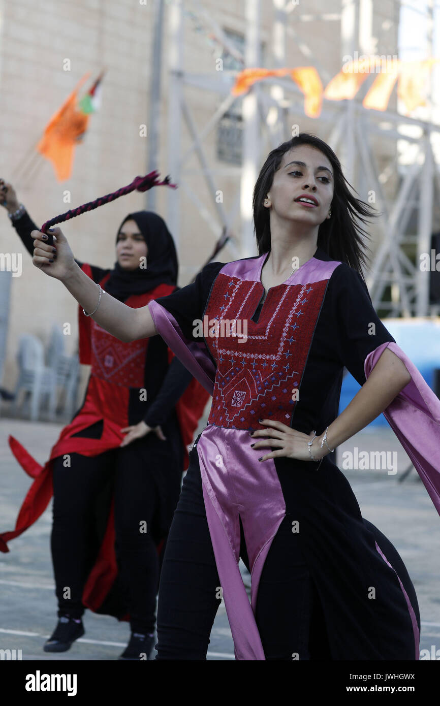 Traditional palestinian dance hi-res stock photography and images - Alamy