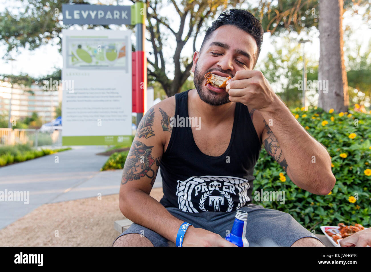 Houston, USA. 12th Aug, 2017. Alex Lopes devours a chicken wing at the ...