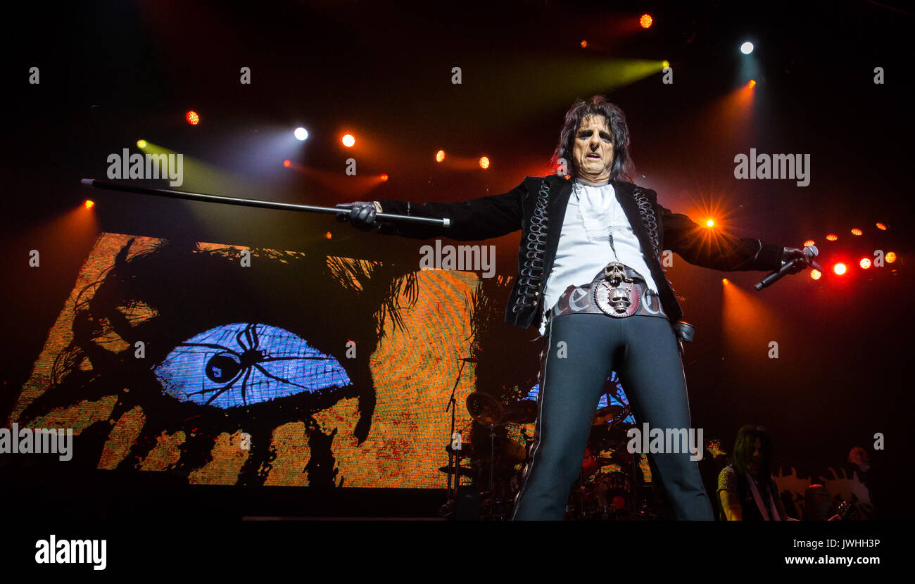 Alice cooper 1970 hi-res stock photography and images - Alamy