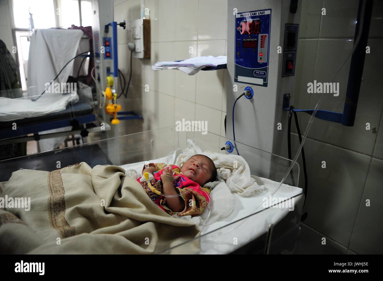 Child in icu hi-res stock photography and images - Alamy