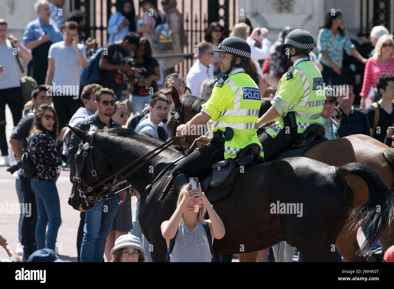 London, UK. 13th Aug, 2017. Mounted police officers patrol the marathon ...