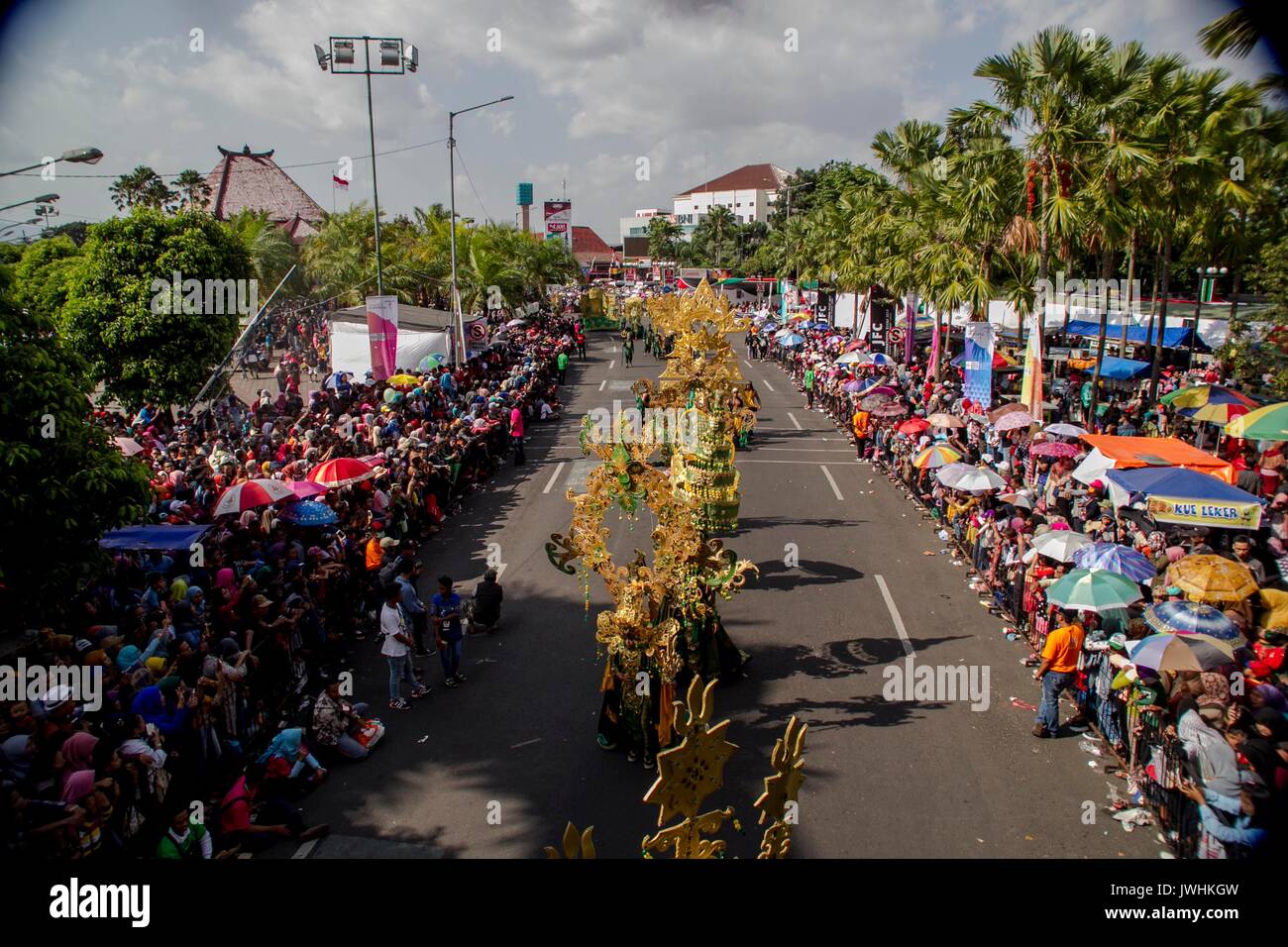 Jember, Indonesia. 13th Aug, 2017. Performers participate in the Jember ...