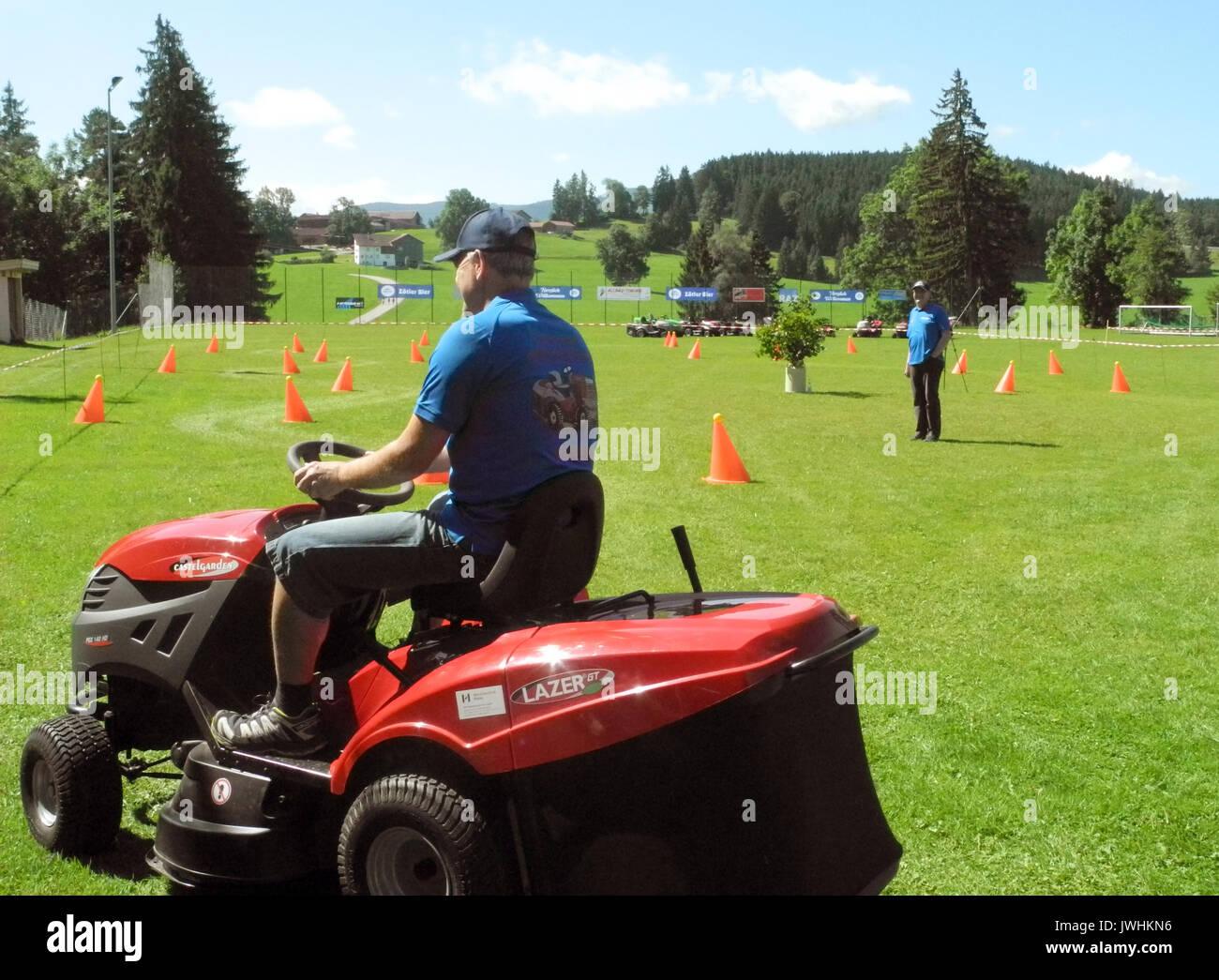 Rueckholz, Germany. 13th Aug, 2017. A contestant sits on a riding lawn ...