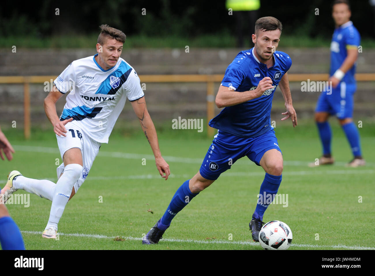David Veith (KSC) (re), gegen links Peter Wiens (FSV). GES/ Fussball ...