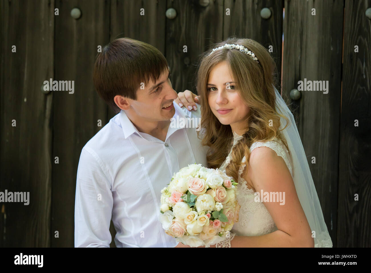 Beautiful married couple in the wedding day Stock Photo - Alamy