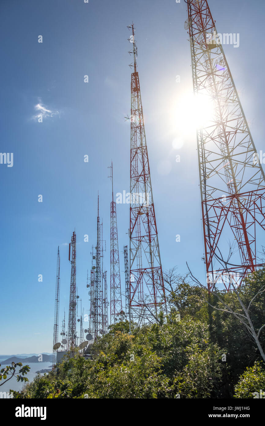 Towers of tvs hi-res stock photography and images - Alamy