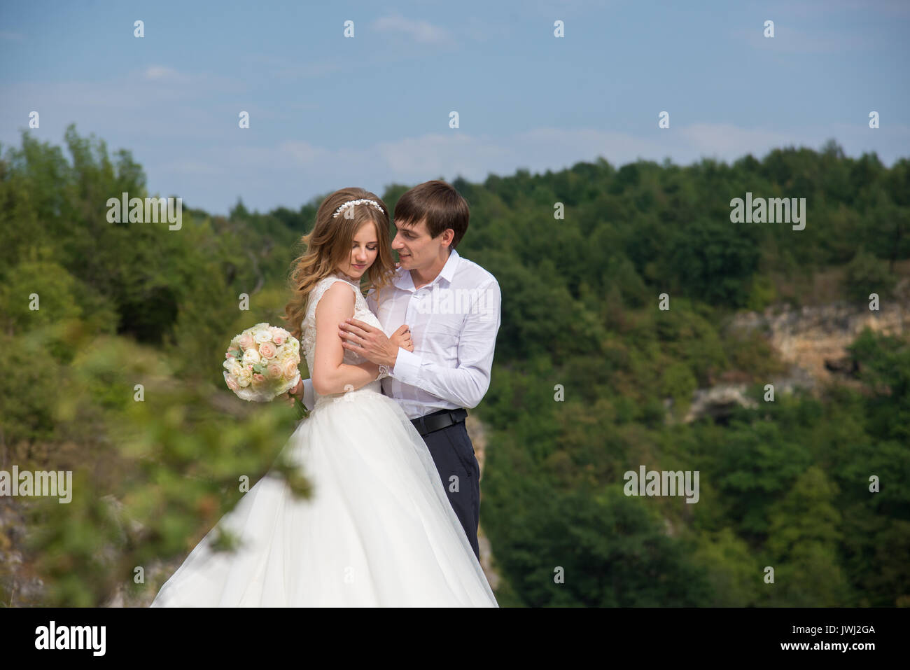 Beautiful married couple in the wedding day Stock Photo - Alamy