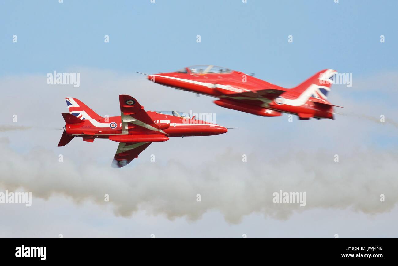 The Red Arrows performing a high speed crossover Stock Photo - Alamy