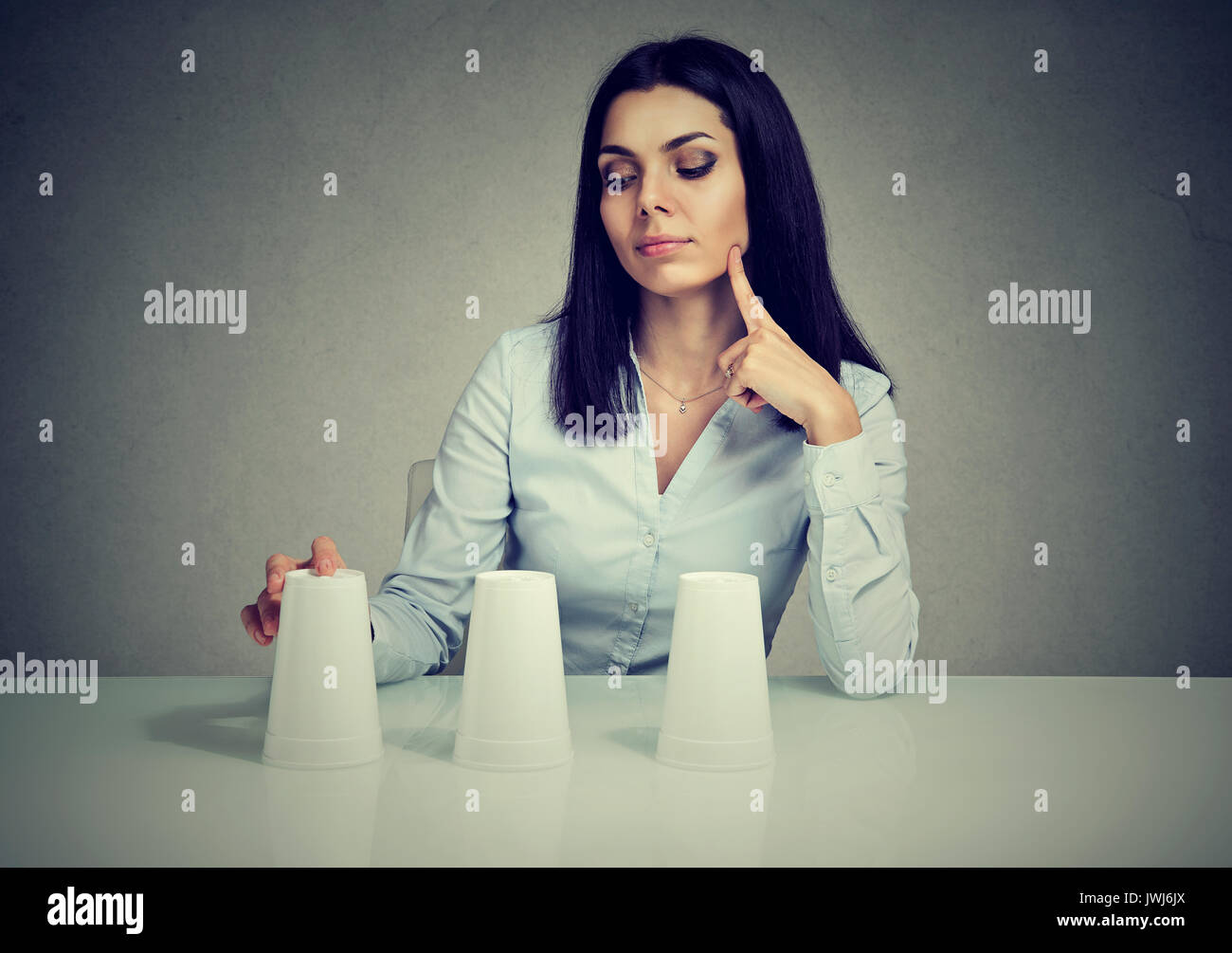 Conjuring trick hi-res stock photography and images - Alamy