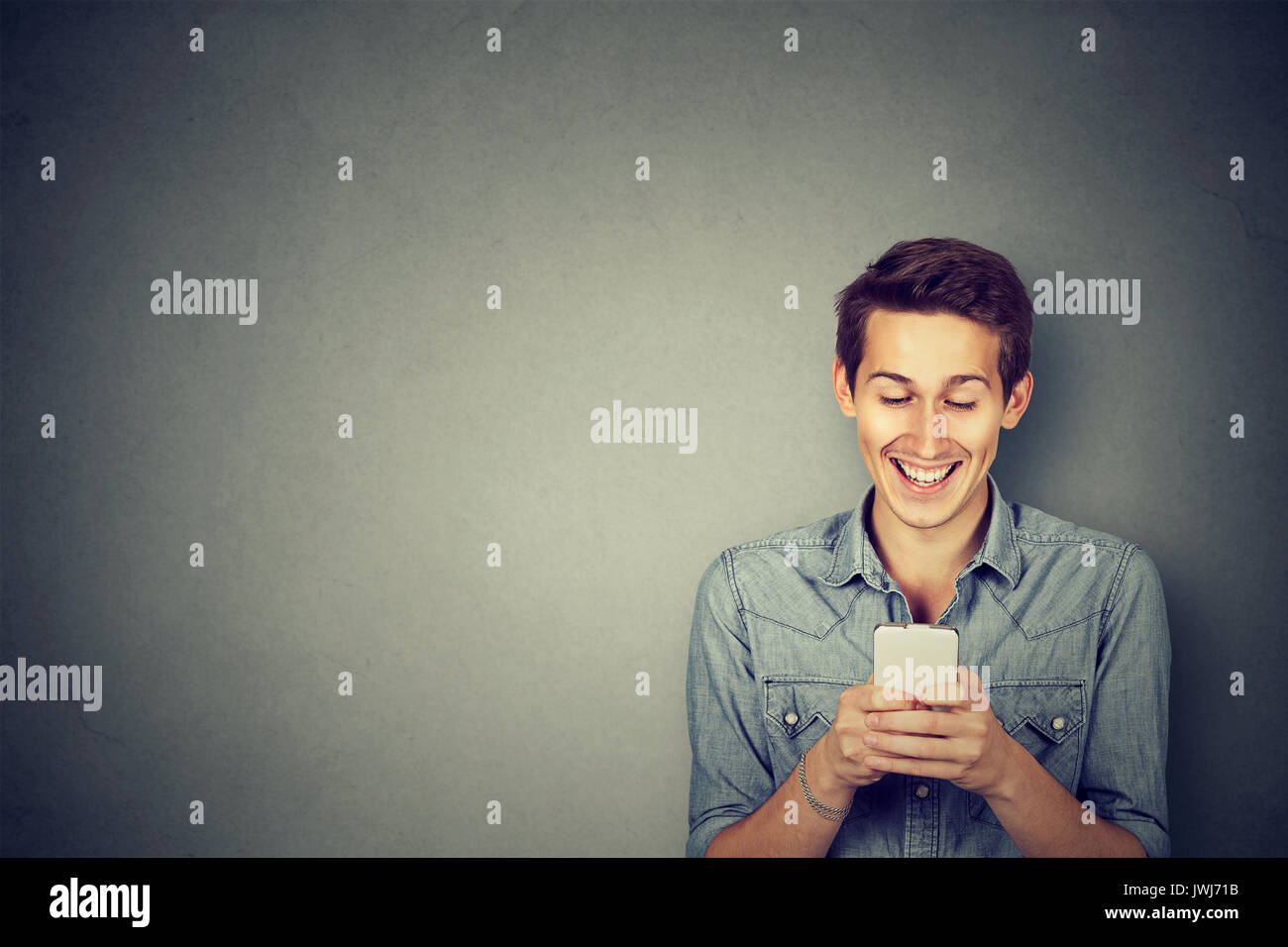 Smartphone guy hi-res stock photography and images - Alamy