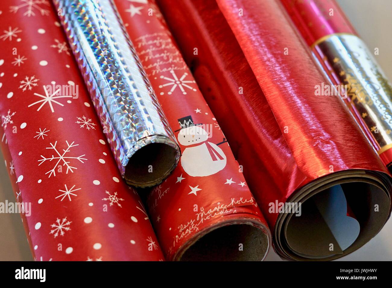 Red christmas wrapping paper hi-res stock photography and images - Alamy