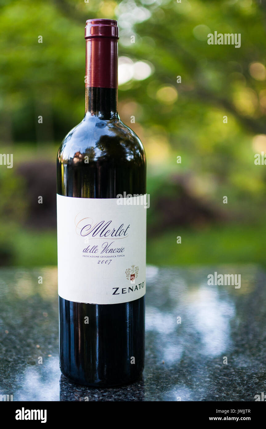 Merlot bottle hi-res stock photography and images - Alamy