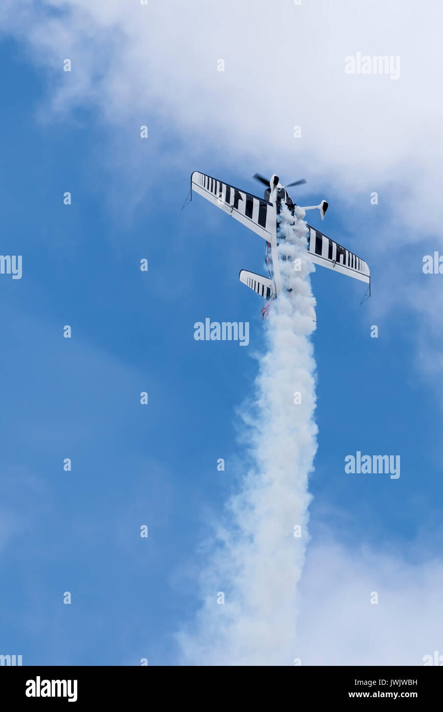 Aerobatic aircraft hi-res stock photography and images - Alamy