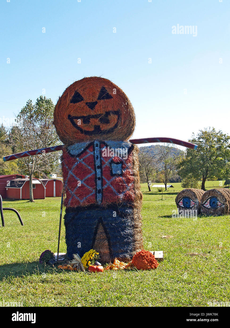 Halloween hay bale hi-res stock photography and images - Alamy