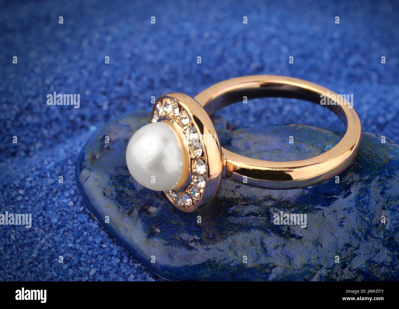 Pearl background hi-res stock photography and images - Alamy