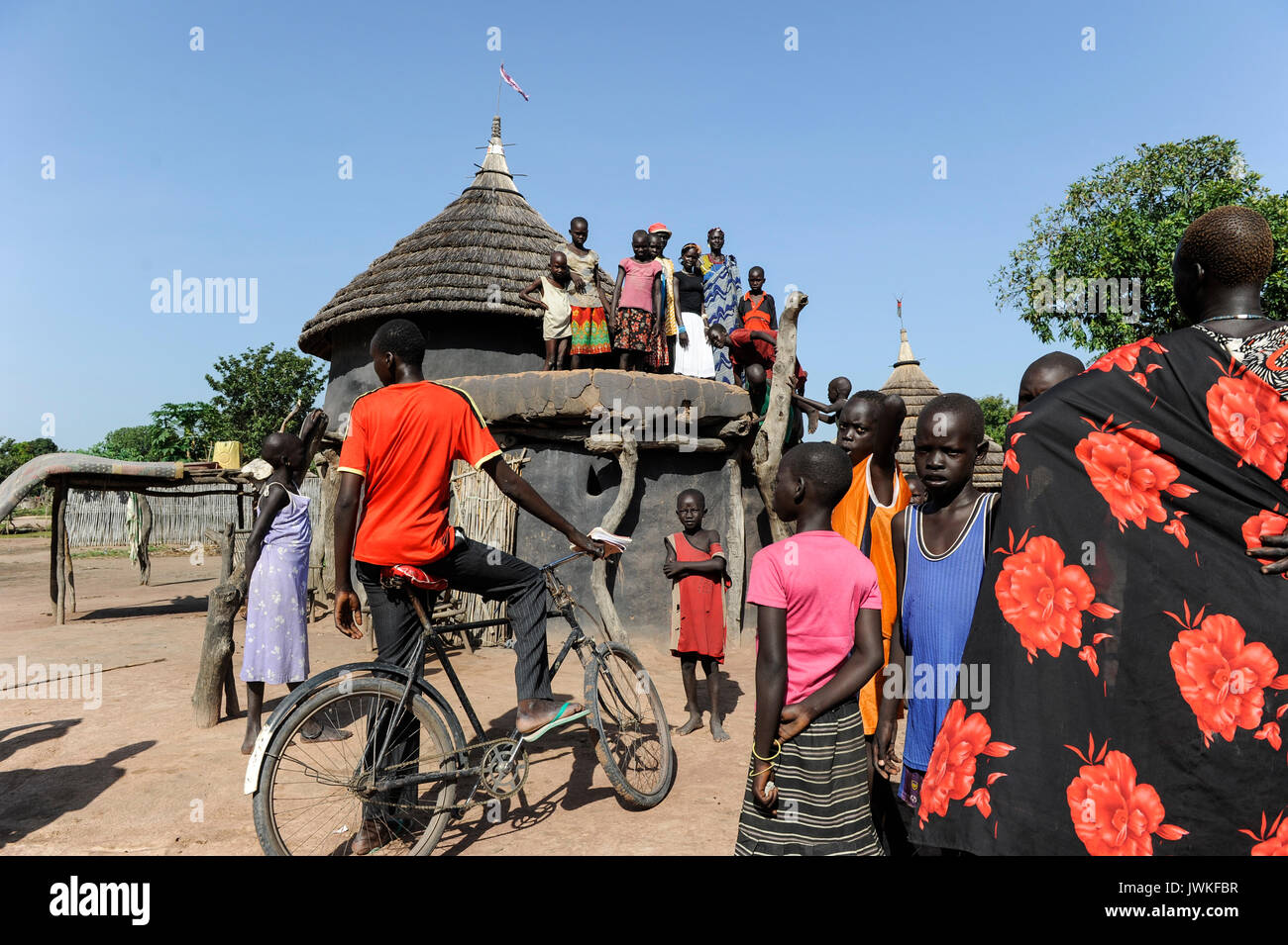 Sudan dinka hut hi-res stock photography and images - Alamy