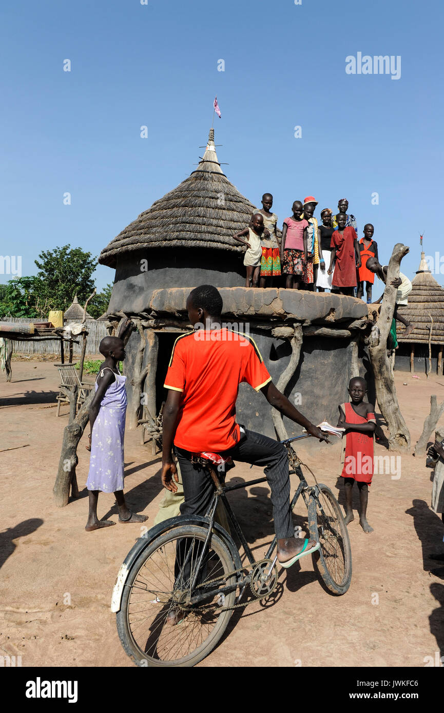 SOUTH SUDAN, village near Rumbek, clay hut of Dinka tribe Stock Photo ...