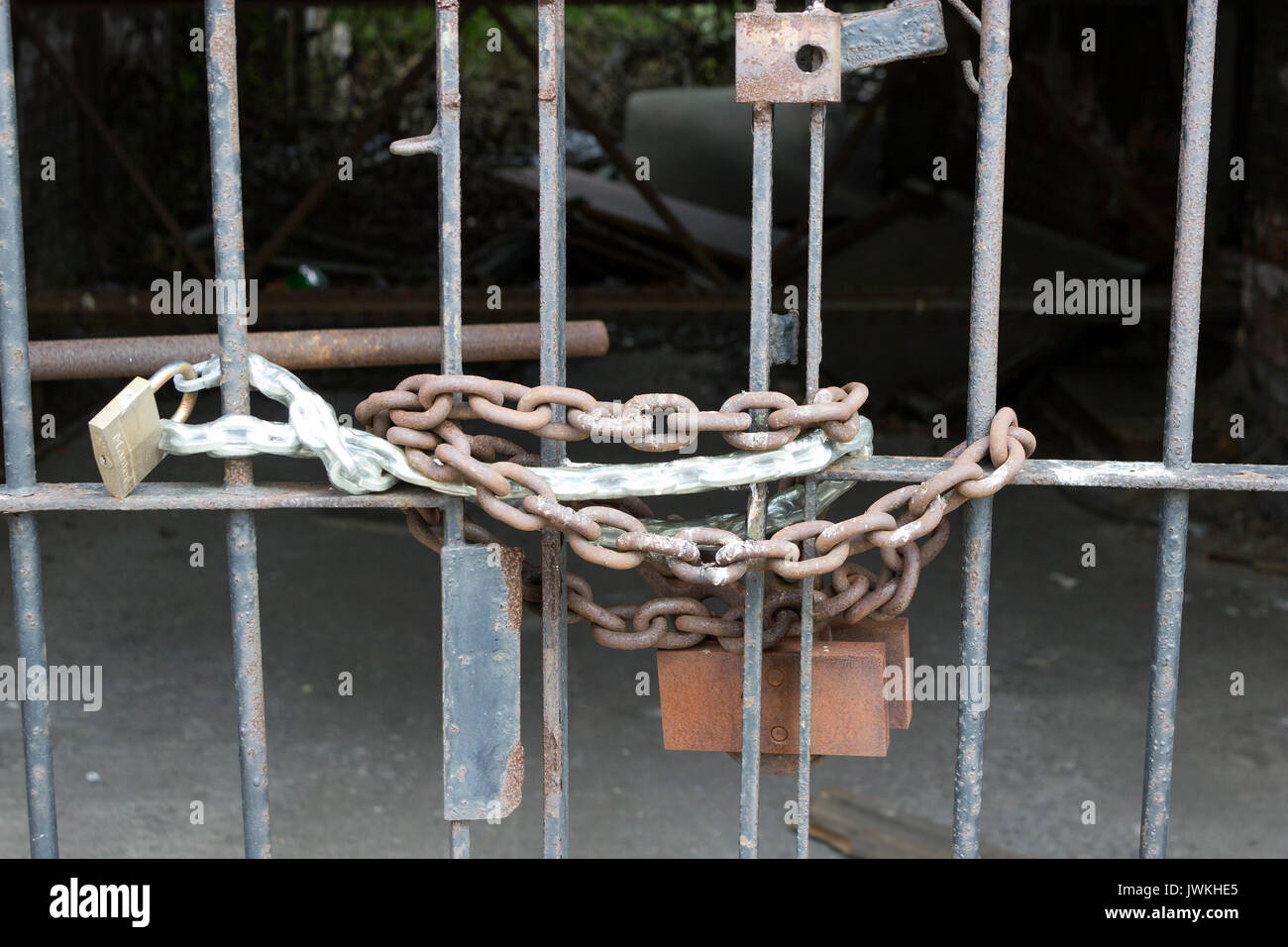 Locked gates hi-res stock photography and images - Alamy