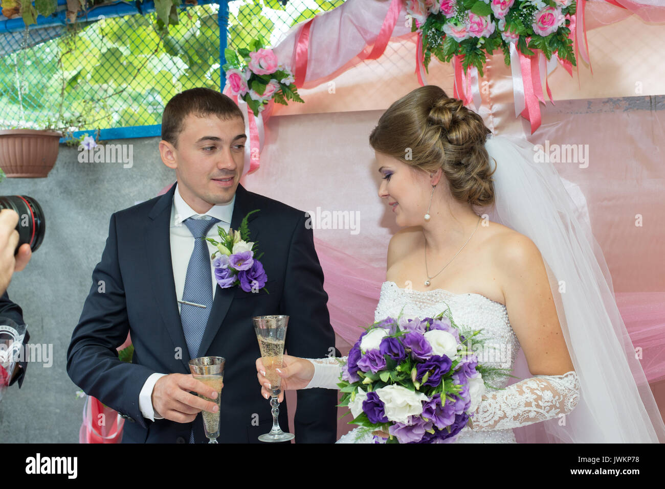 Beautiful married couple in the wedding day Stock Photo - Alamy