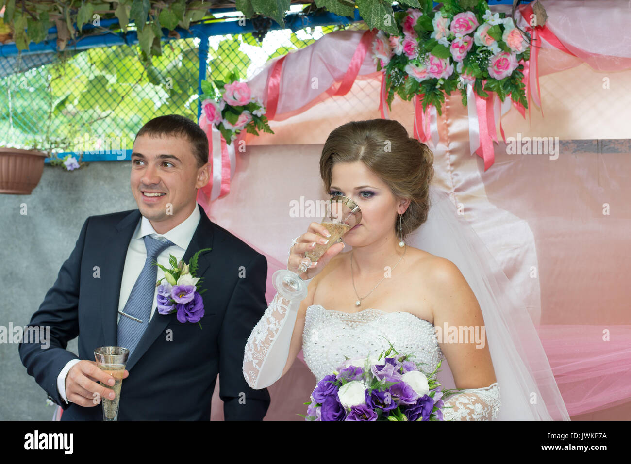 Beautiful married couple in the wedding day Stock Photo - Alamy