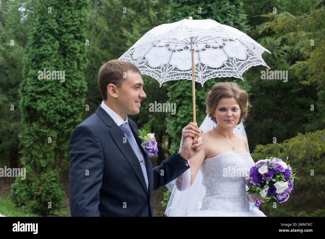 Beautiful married couple in the wedding day Stock Photo - Alamy