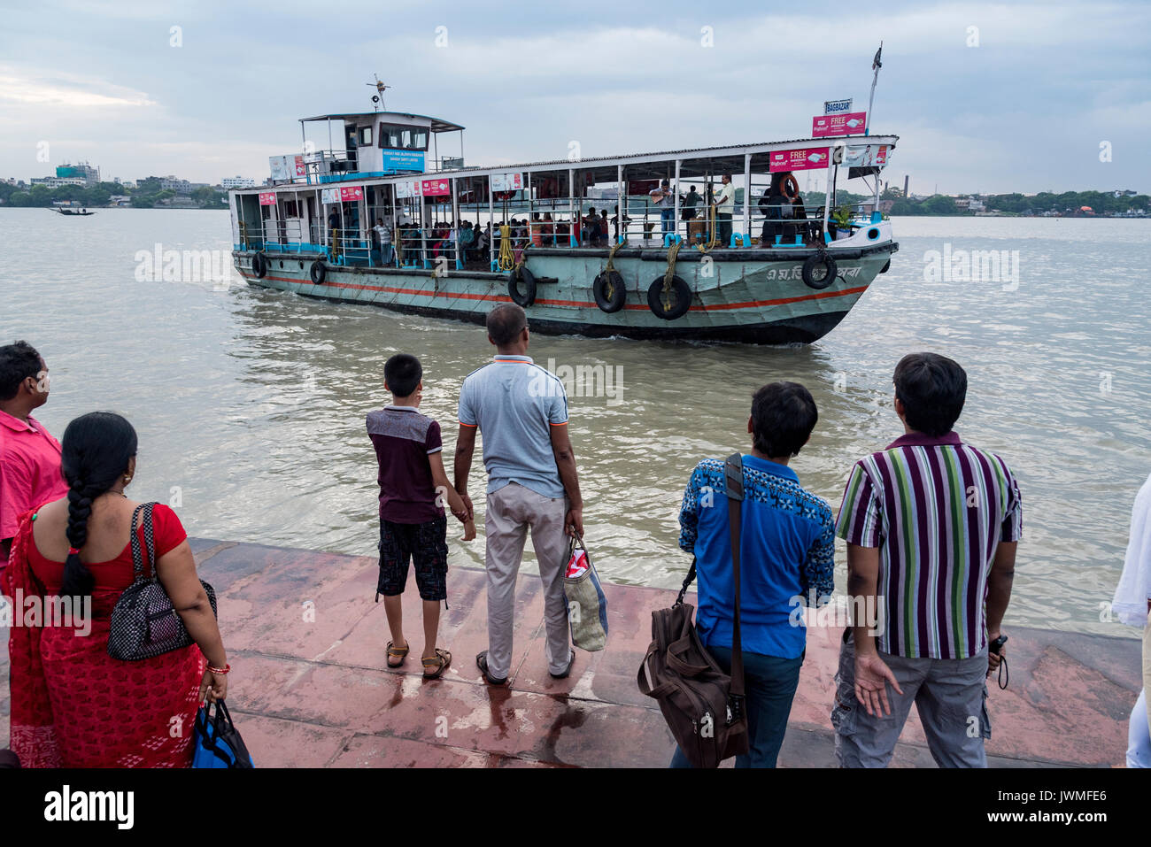 Kolkata ferry hi-res stock photography and images - Alamy
