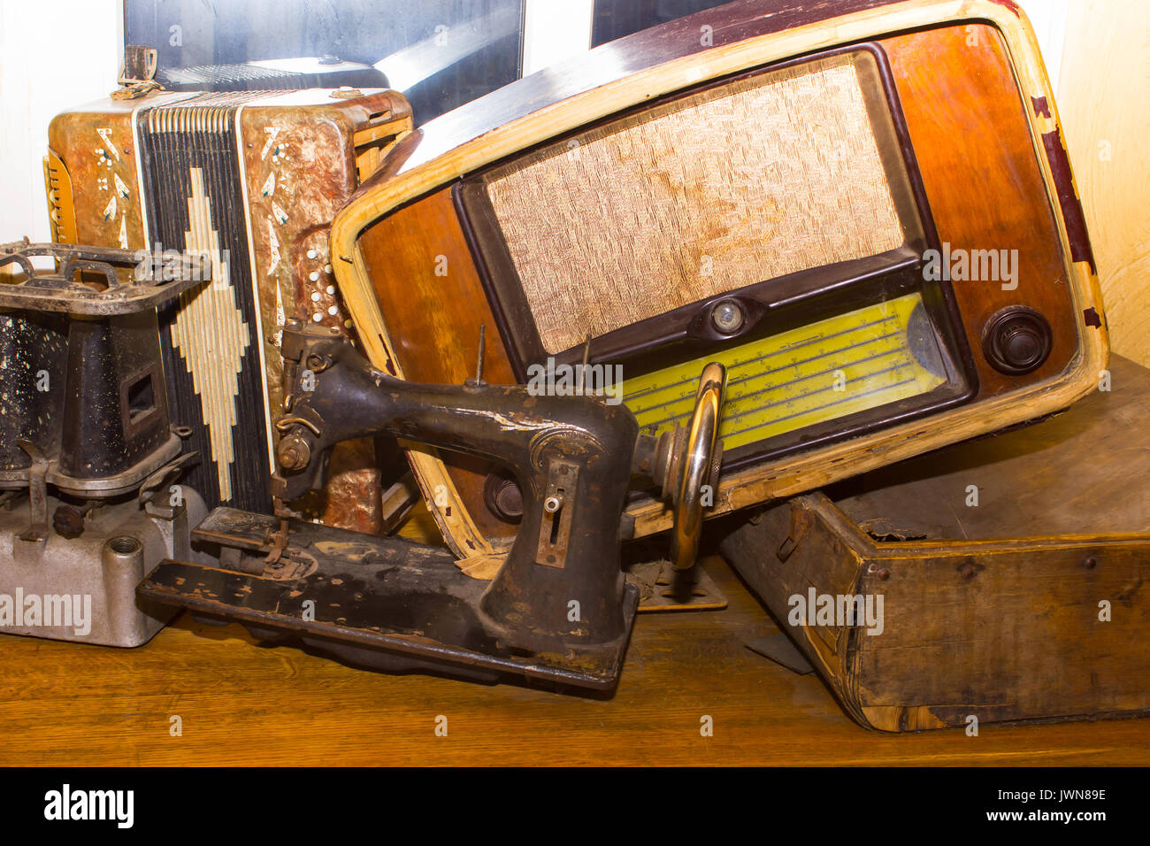 The dump the old stuff - sewing machine Stock Photo - Alamy