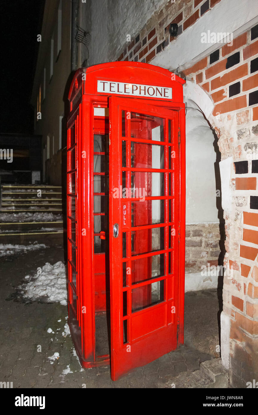 Traditional old style UK red phone box Stock Photo - Alamy