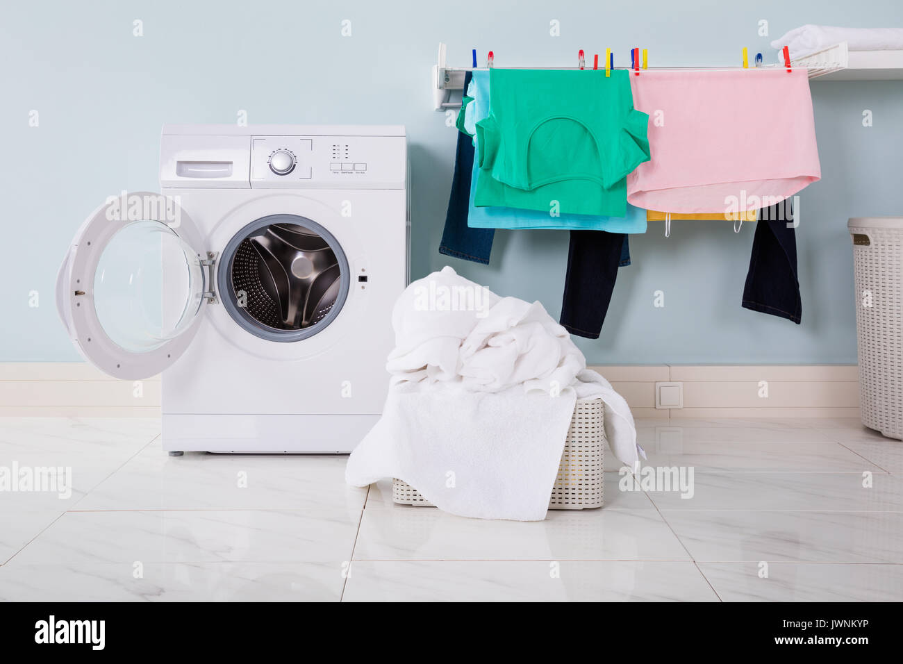 Empty washing machine hi-res stock photography and images - Alamy