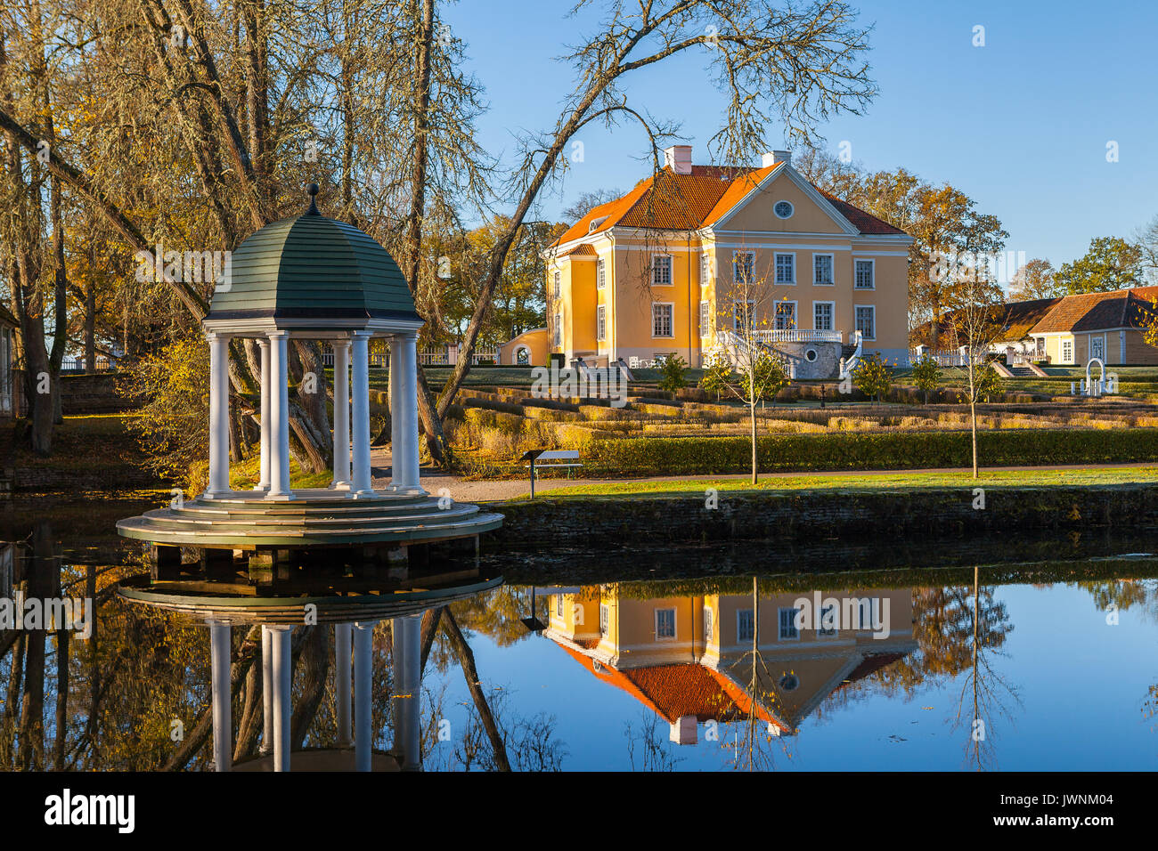 Country manor pond hi-res stock photography and images - Alamy