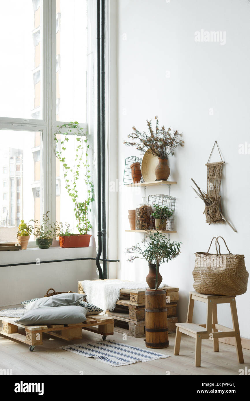 Pallet interior home - white and bright sunny room Stock Photo - Alamy