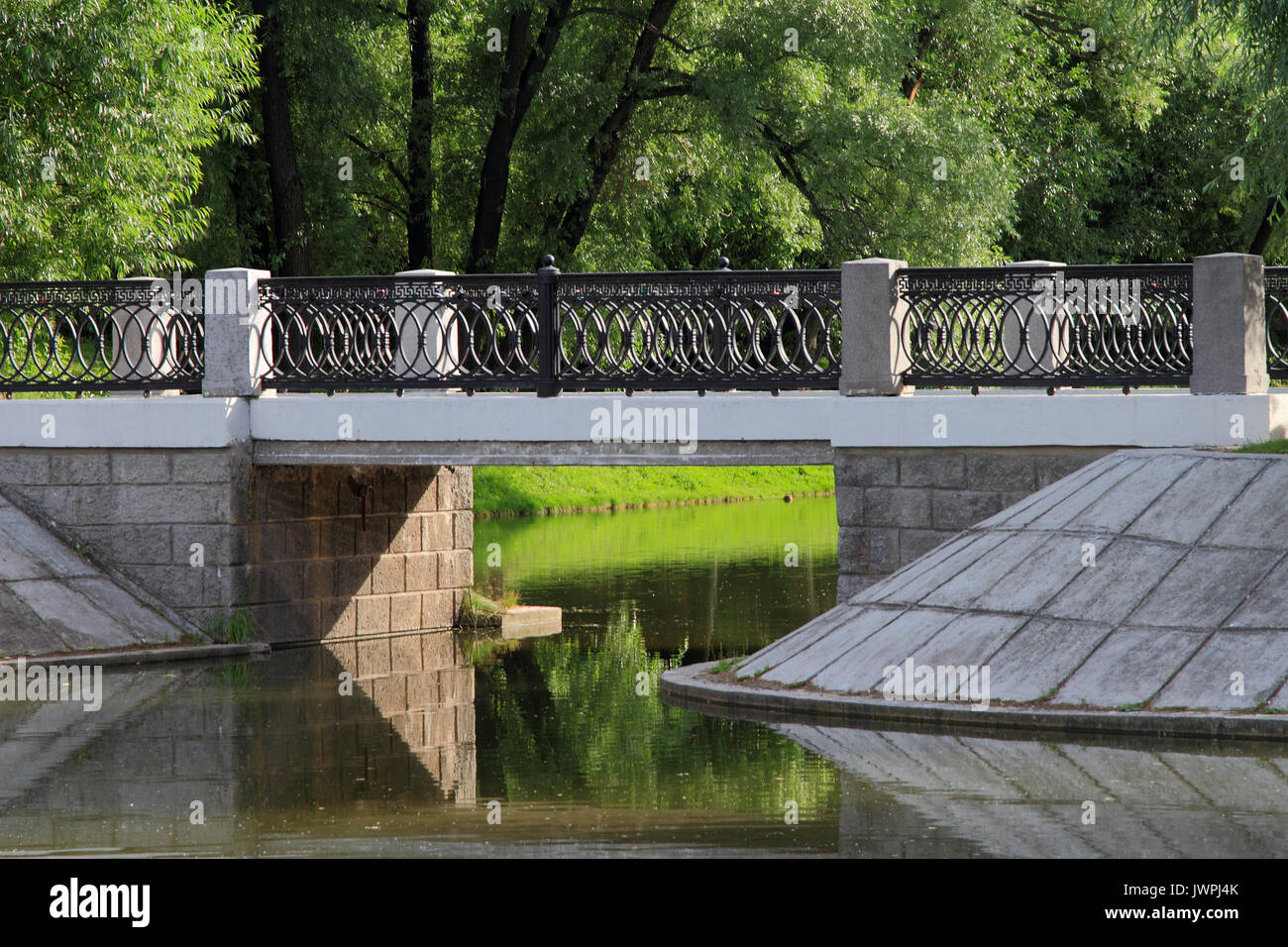 Beautiful pedestrian bridge in the city park Stock Photo - Alamy