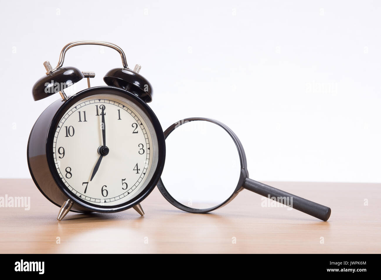 Clock magnifying glass hi-res stock photography and images - Alamy