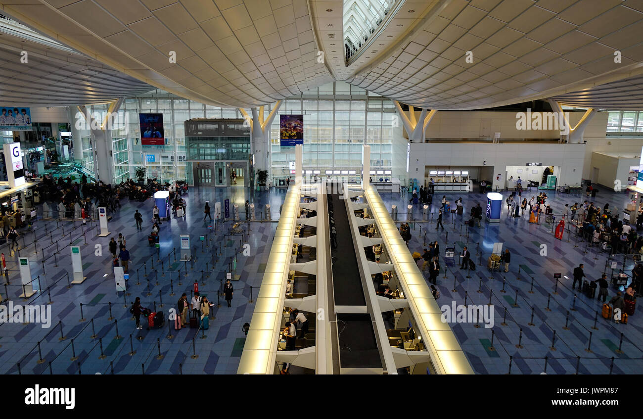 Haneda japan airport escalator hi-res stock photography and images - Alamy