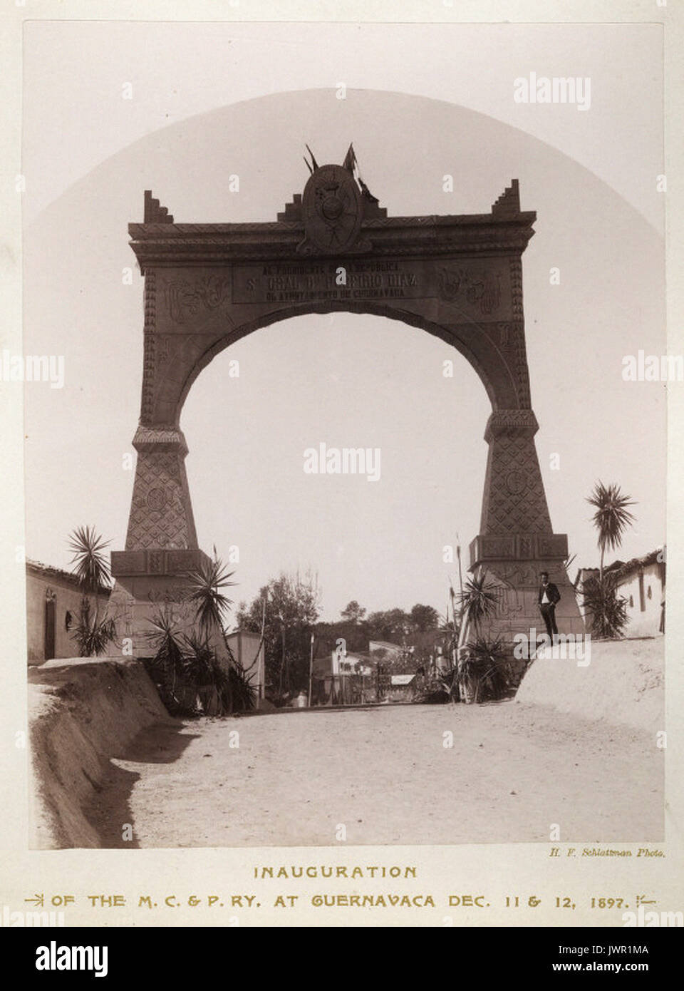 Arch dedicated to President Porfirio Diaz in Cuernavaca Stock Photo - Alamy