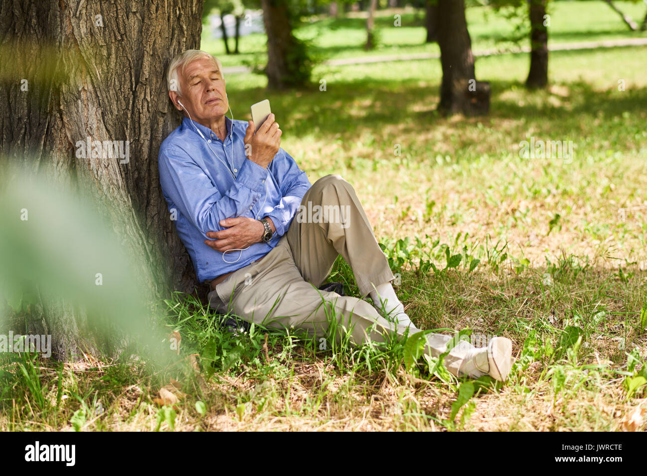 Man sitting under shade tree hi-res stock photography and images - Alamy