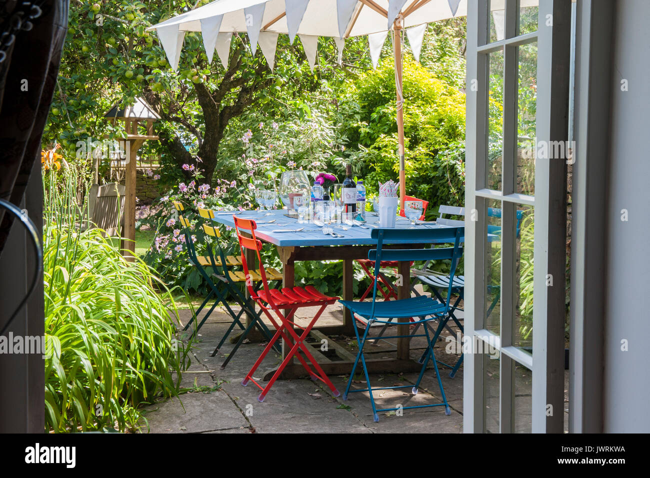 Dining outside al fresco table hi-res stock photography and images - Alamy