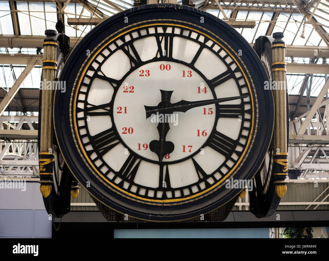 Under clock waterloo station concourse hi-res stock photography and ...