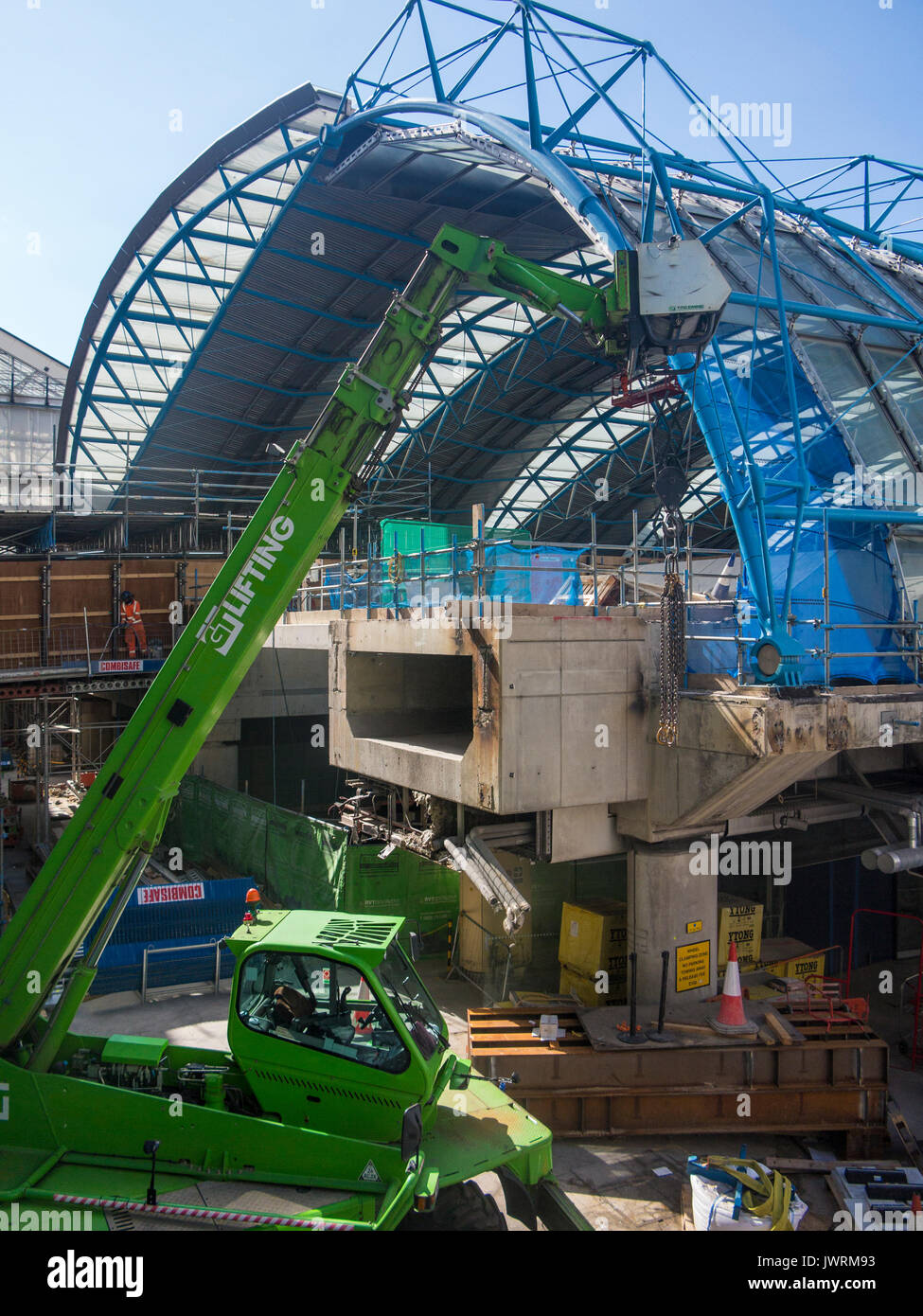 Waterloo international platforms hi-res stock photography and images ...