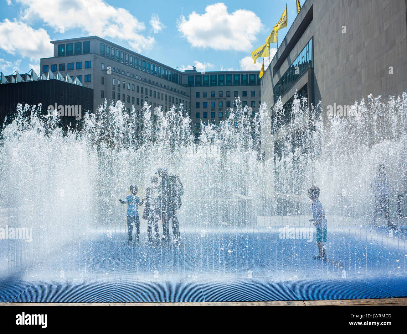 Kids getting soaking wet hi-res stock photography and images - Alamy