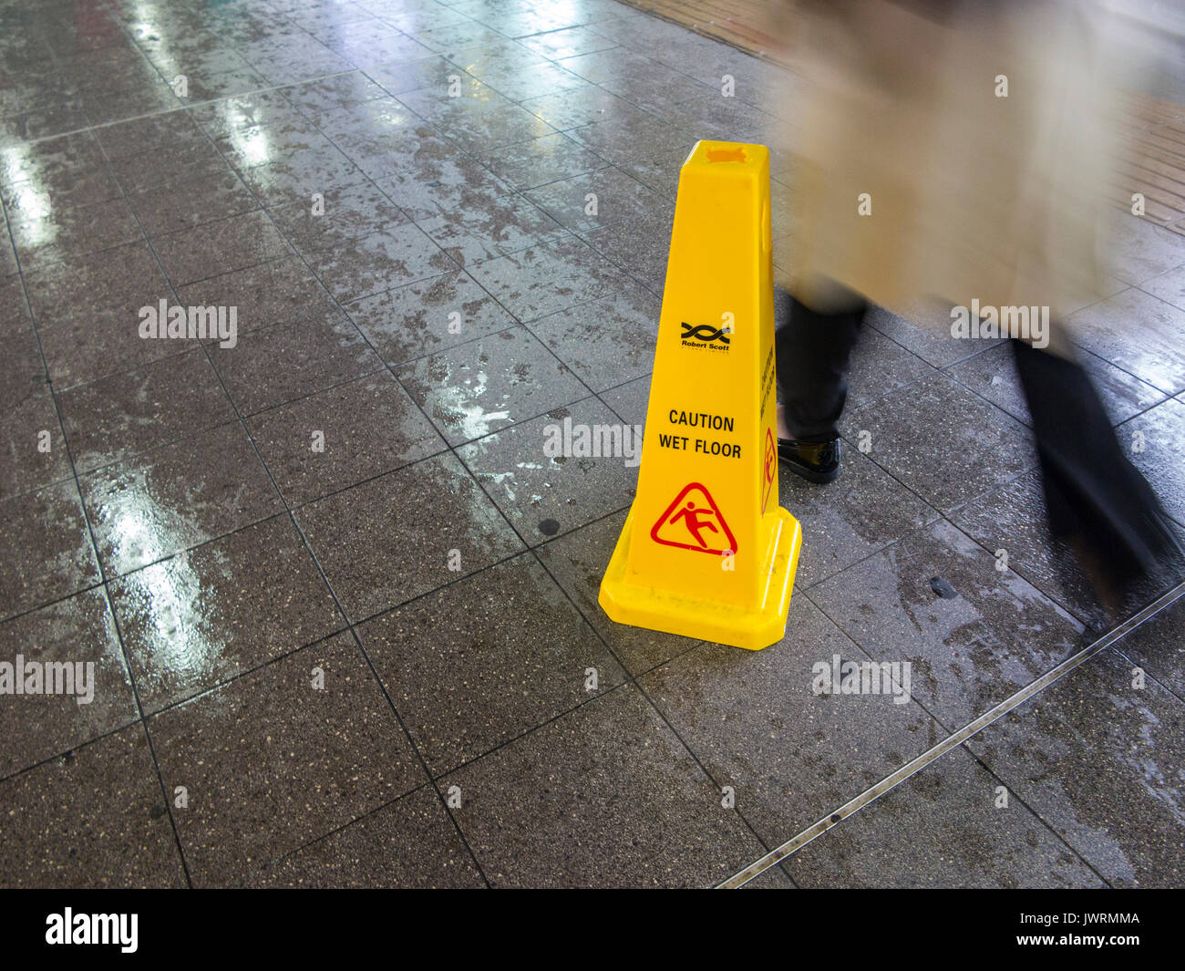 Wet floor health safety sign hi-res stock photography and images - Alamy